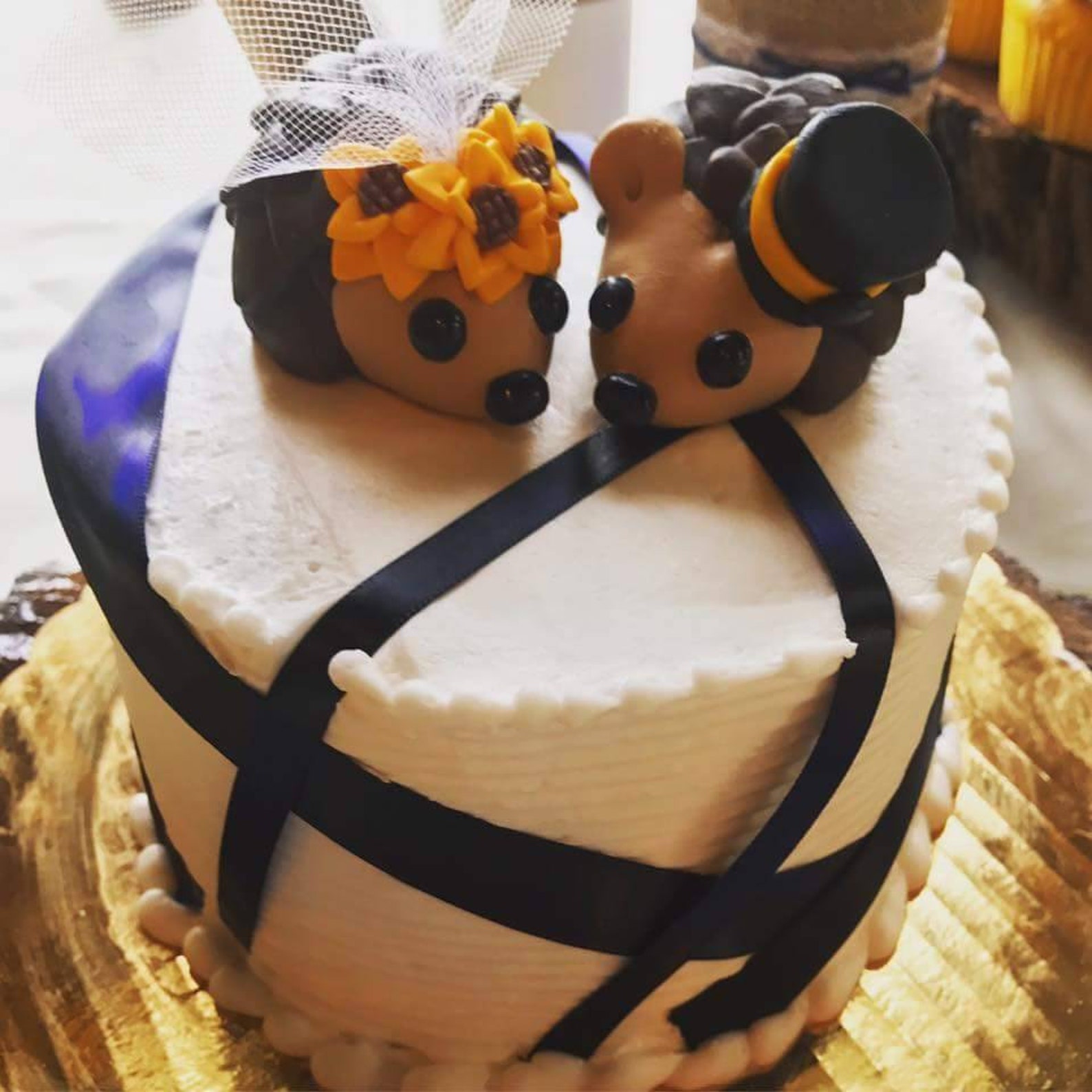 Hedgehogs Wedding Cake Topper With Daisies | Etsy