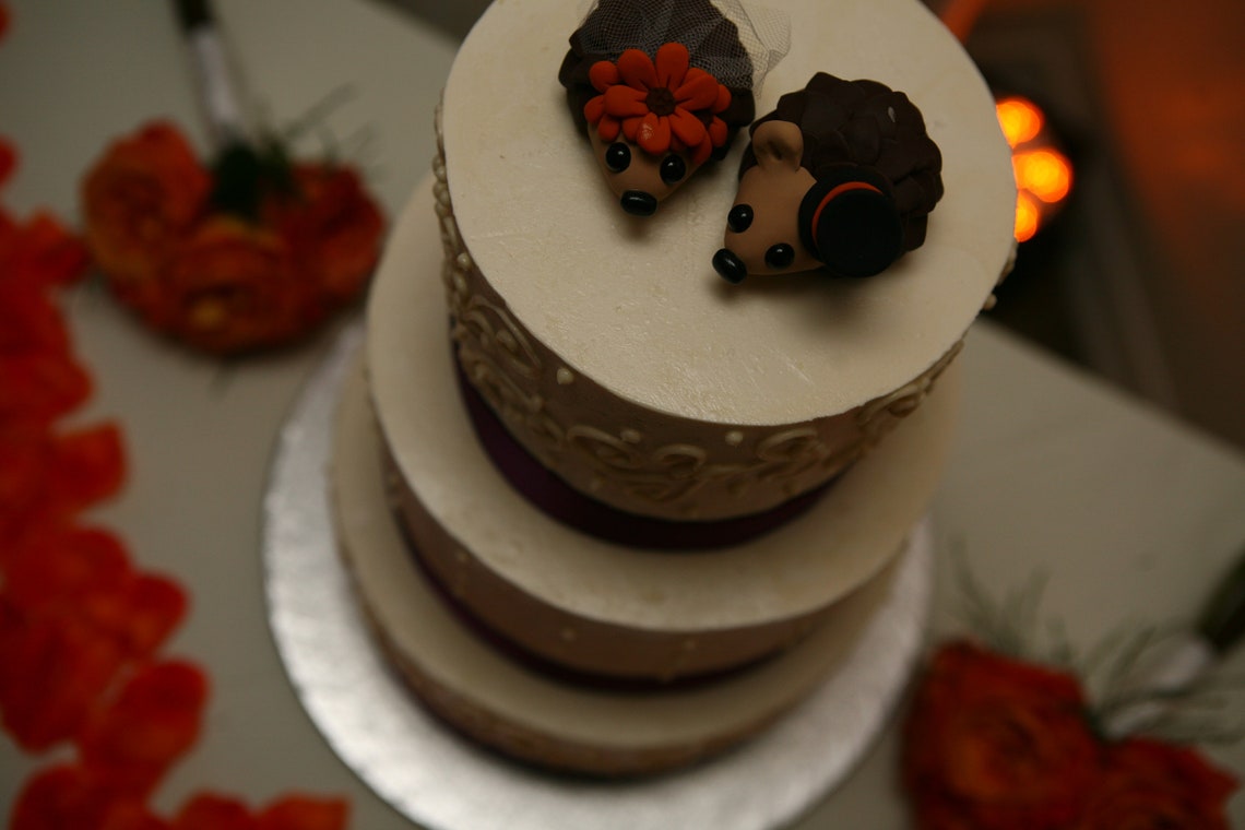 Hedgehogs Wedding Cake Topper With Daisies | Etsy