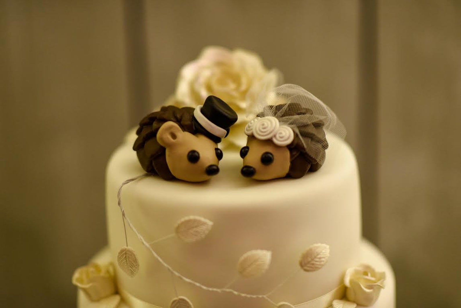 Hedgehogs Wedding Cake Topper With Daisies | Etsy