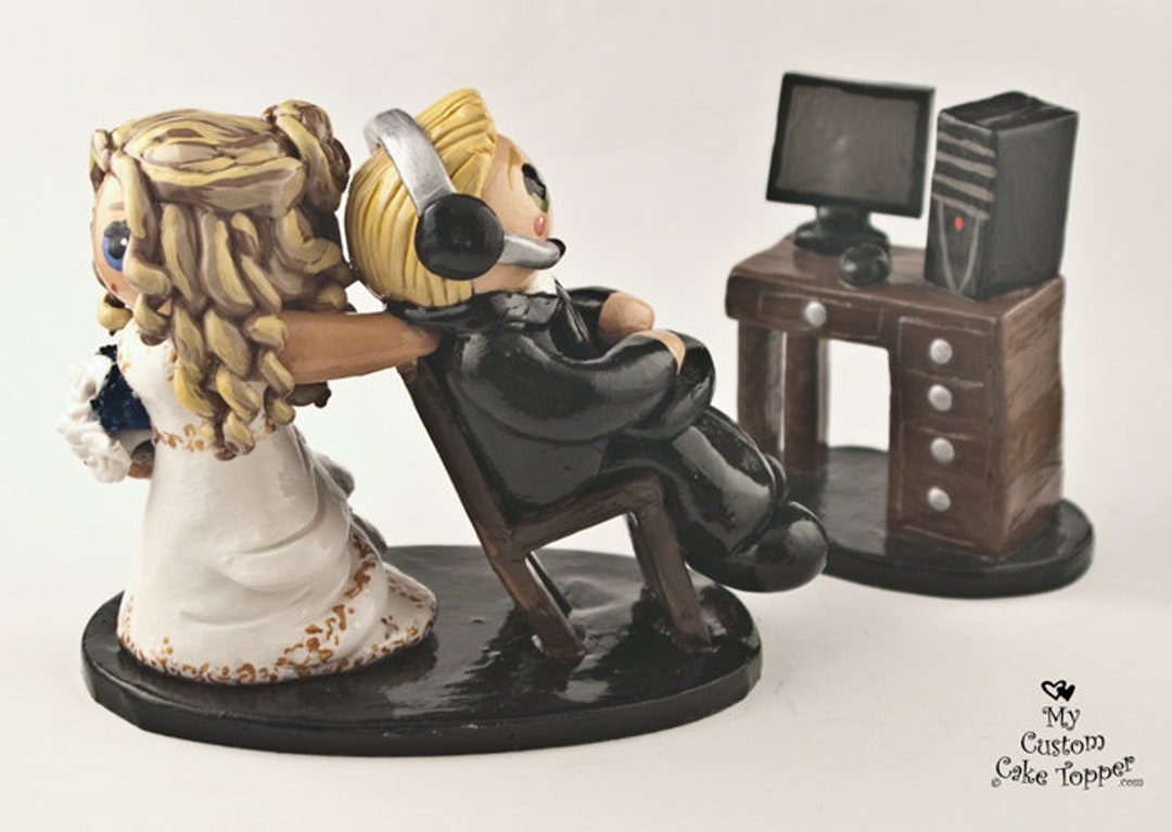 Décoration de gâteau gaming - La mariée traîne le marié depuis l'ordinateur - Décoration de ...