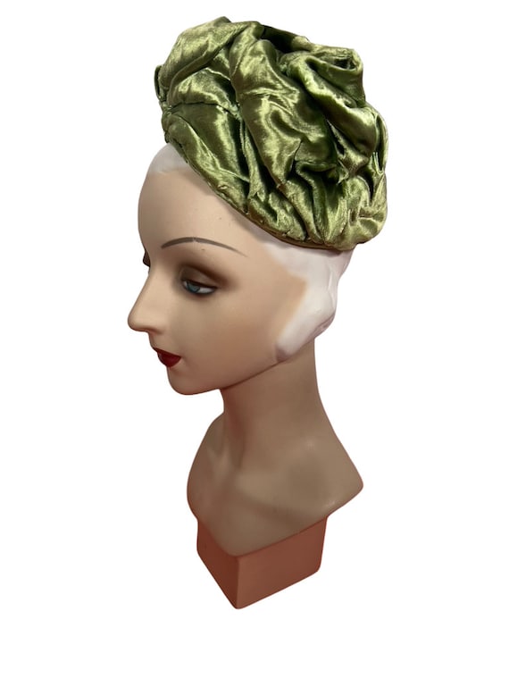 Gorgeous 1940s Green Velvet Toque Turban Hat by Evely… - Gem