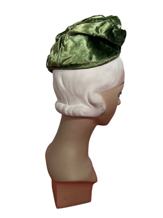 Gorgeous 1940s Green Velvet Toque Turban Hat by Evely… - Gem