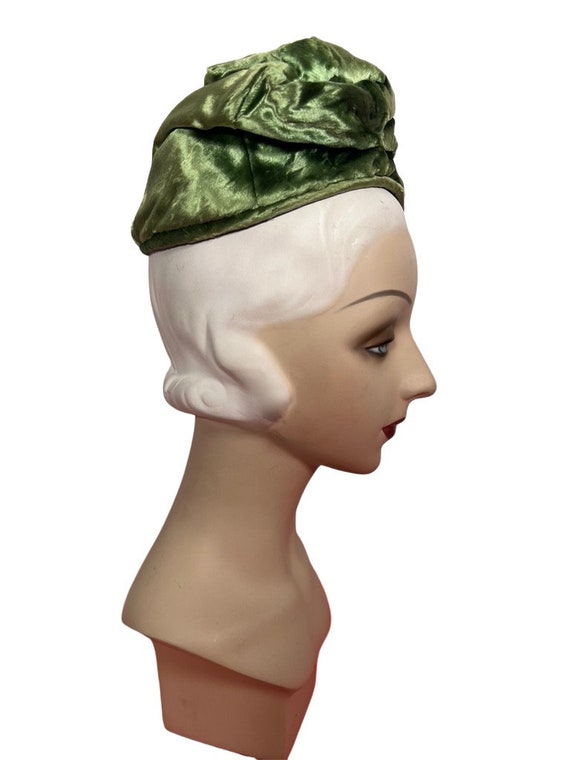 Gorgeous 1940s Green Velvet Toque Turban Hat by Evely… - Gem