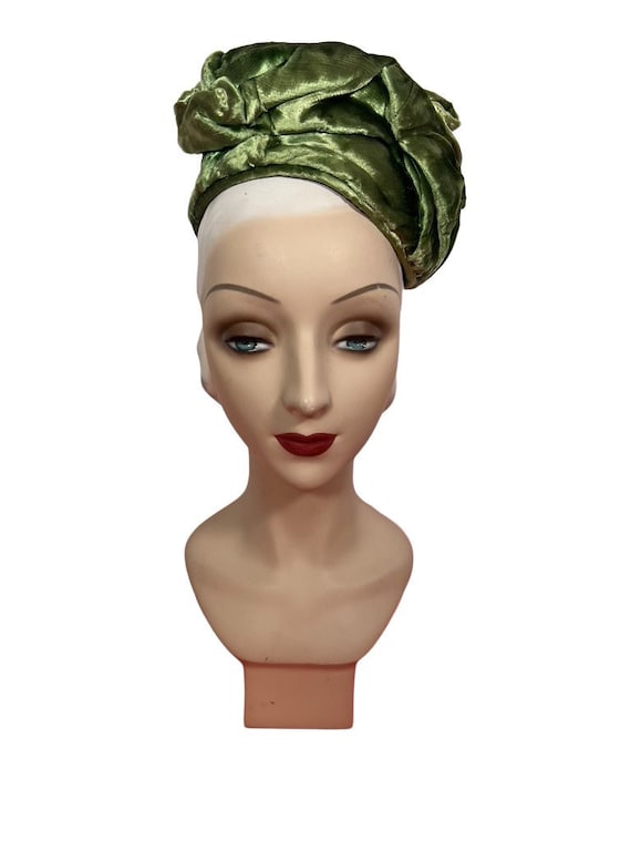 Gorgeous 1940s Green Velvet Toque Turban Hat by Evely… - Gem