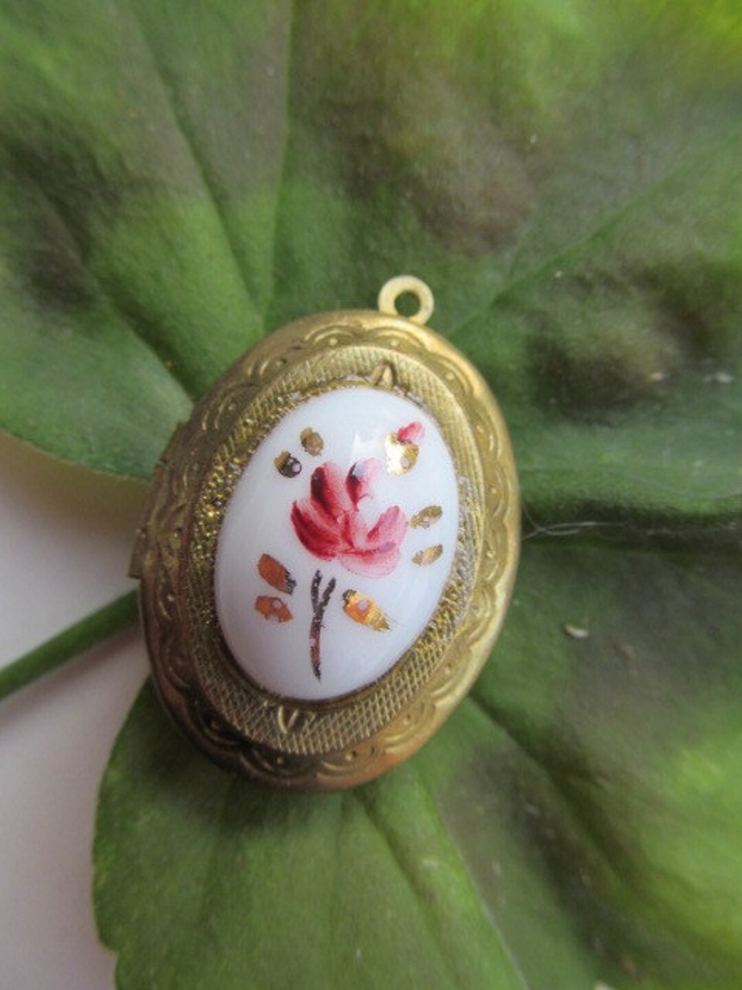 Sweet Vintage Oval Locket - Etsy