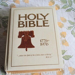 1975 Vintage , Famous Family " Holy Bible", KJV, American Bicentennial ...