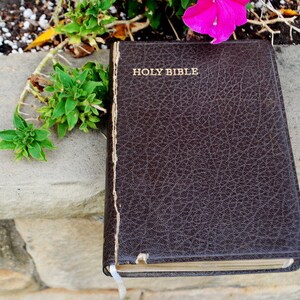 1958 Vintage Religious , Small Book " Holy Bible" , KJV, Old and New ...