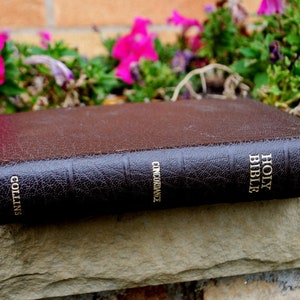 1958 Vintage Religious , Small Book " Holy Bible" , KJV, Old and New ...