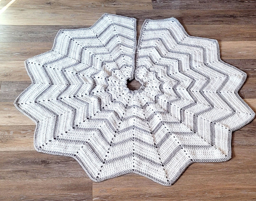 Crochet Christmas Tree Skirt, White & Silver, Ripple Pattern, Large ...