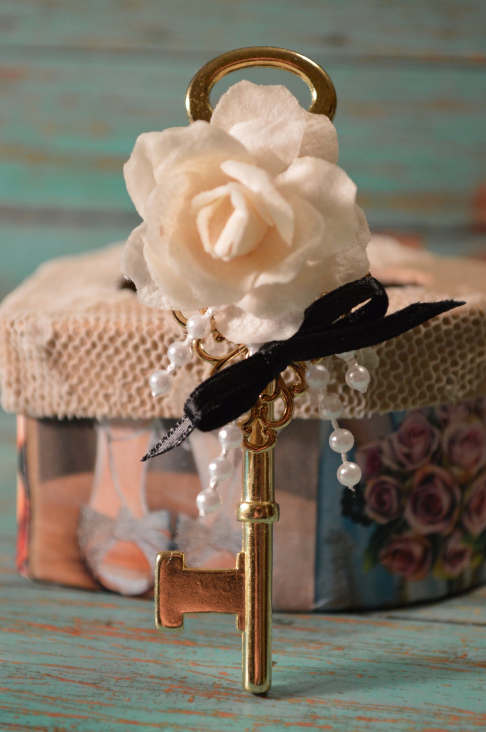 Ivory Rose Skeleton Key Boutonniere - Etsy Portugal