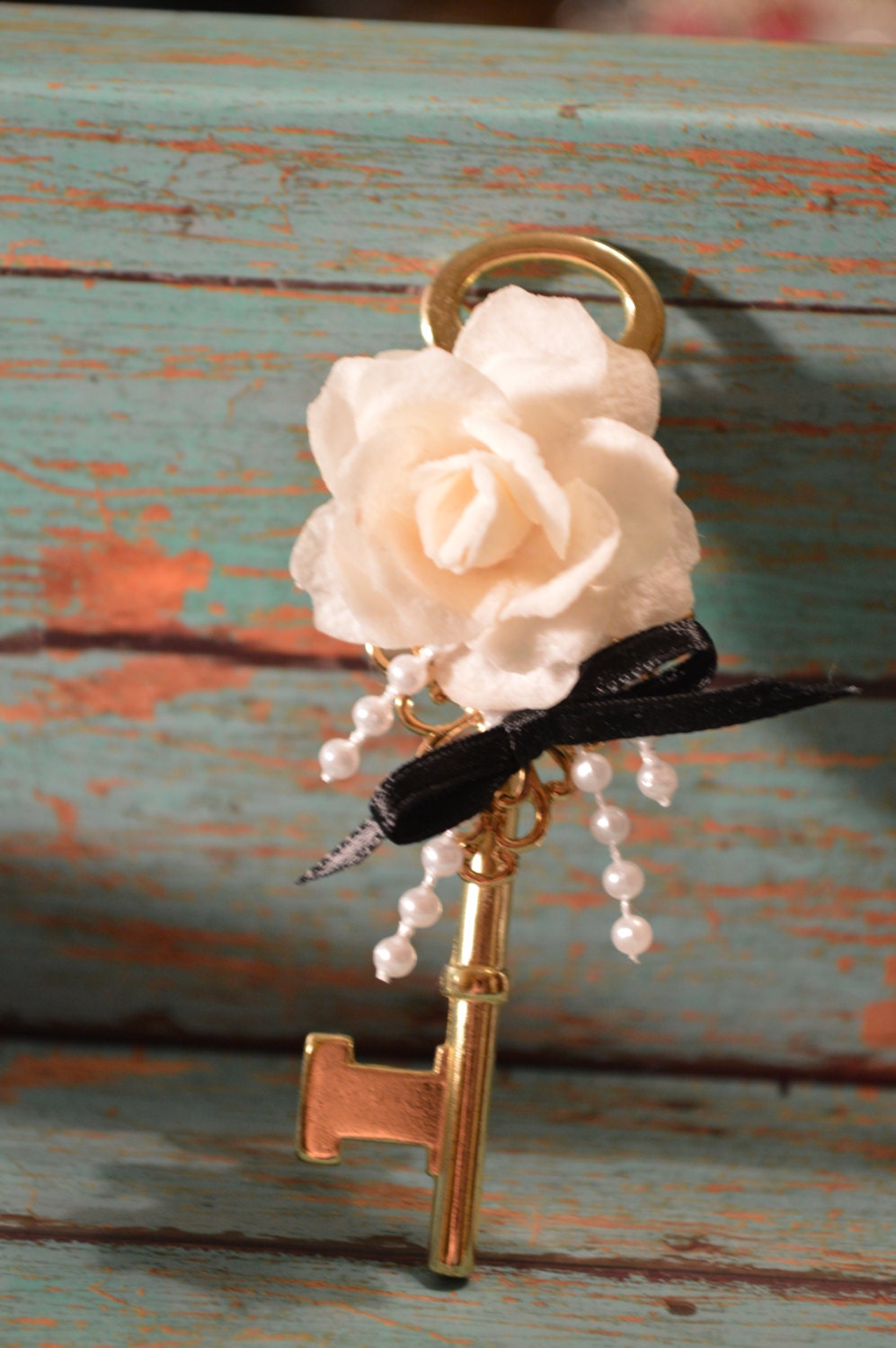 Ivory Rose Skeleton Key Boutonniere - Etsy Portugal
