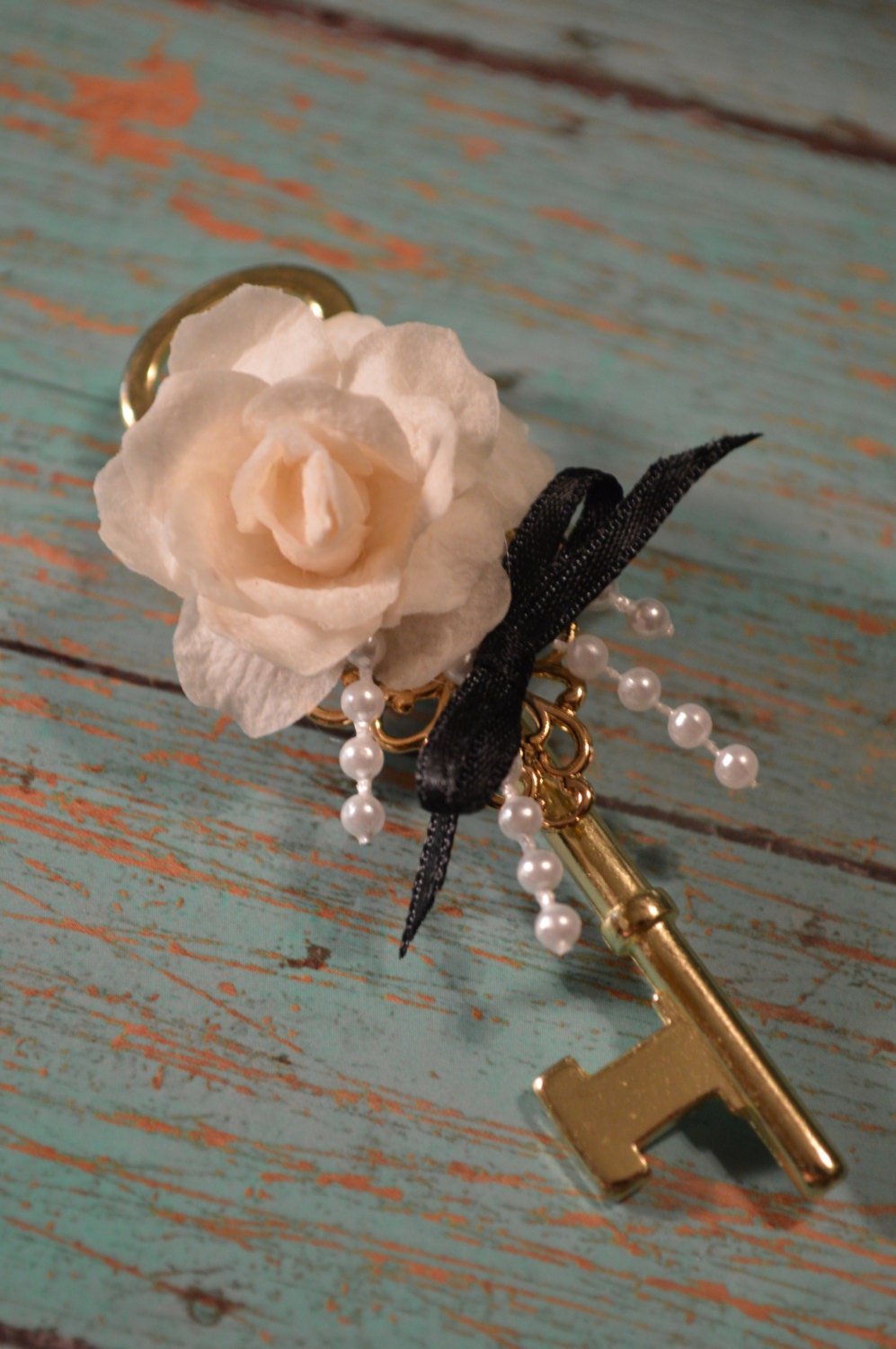 Ivory Rose Skeleton Key Boutonniere - Etsy Portugal