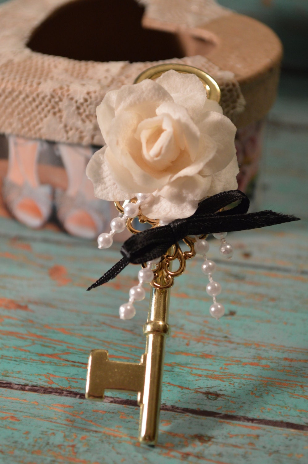 Ivory Rose Skeleton Key Boutonniere - Etsy Portugal