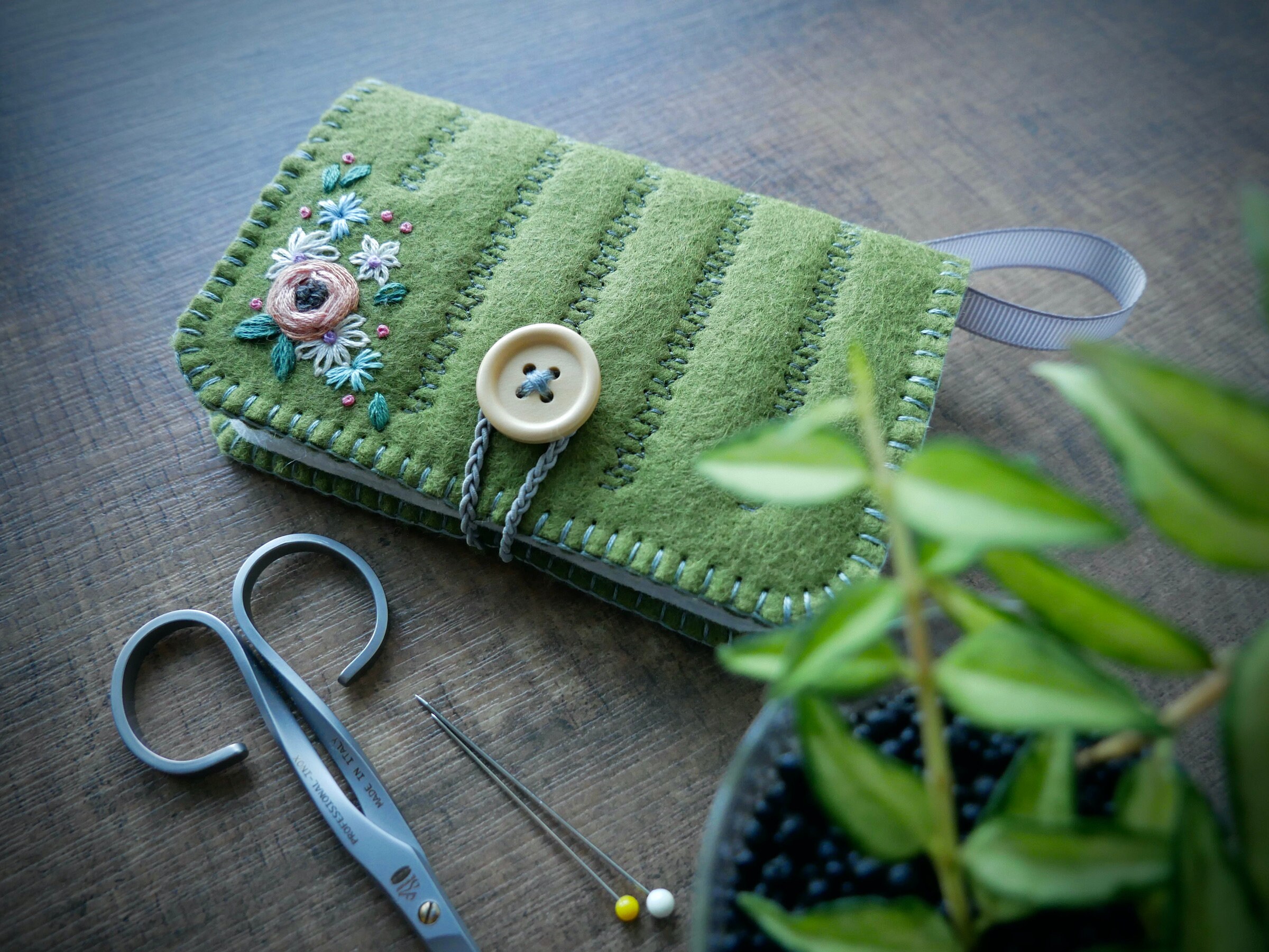 Wool Felt Needle Book Case Organizer Sewing Kit ø Florals ø ...