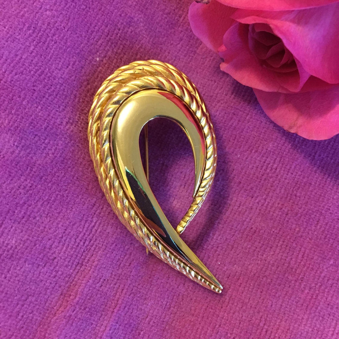 Gold Swirl Brooch Vintage Classic Style Ribbed and Glossy Abstract Leaf ...