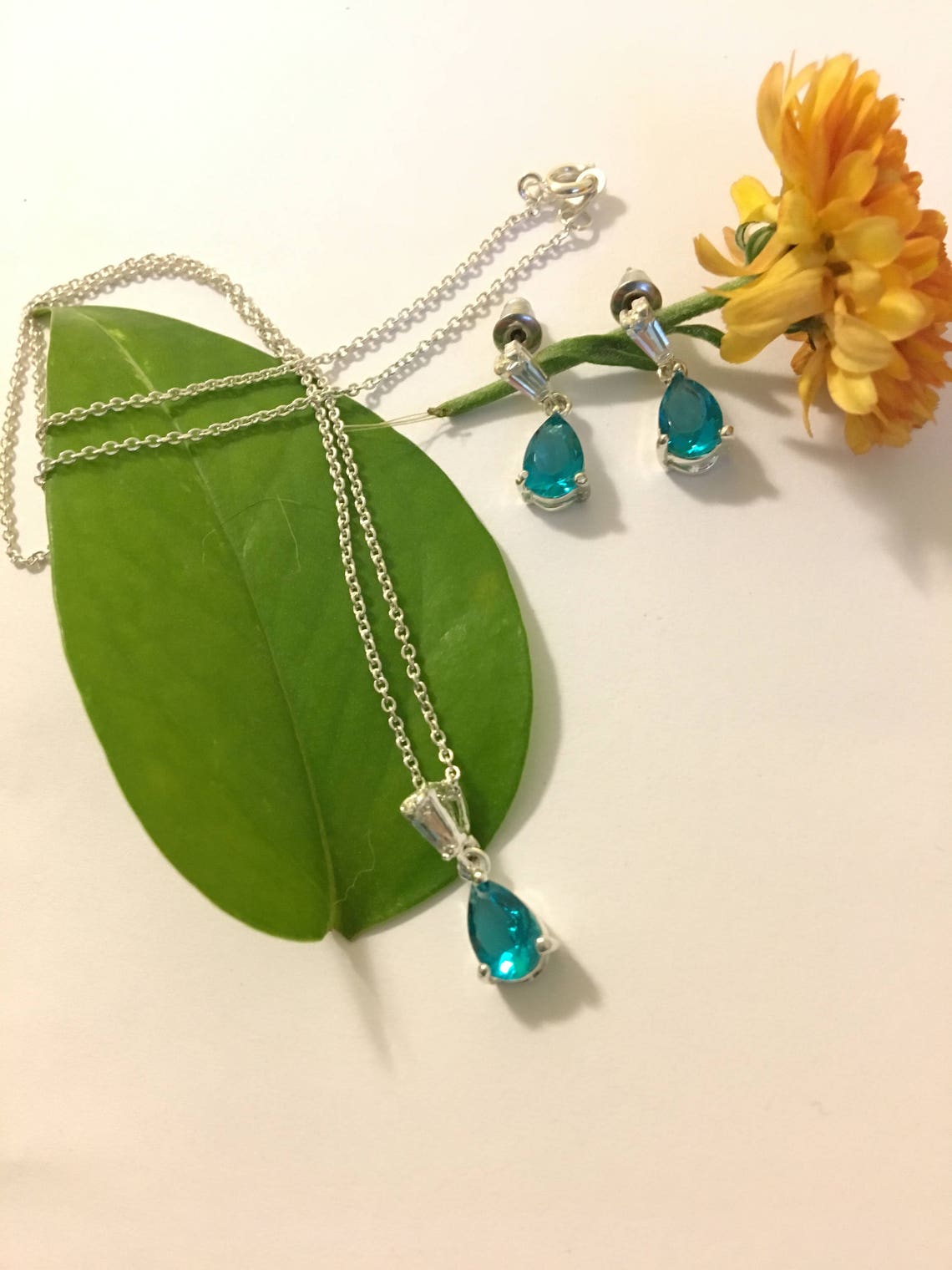 Faux Emerald Teardrop Necklace and Earring Set Vintage Green Clear and ...