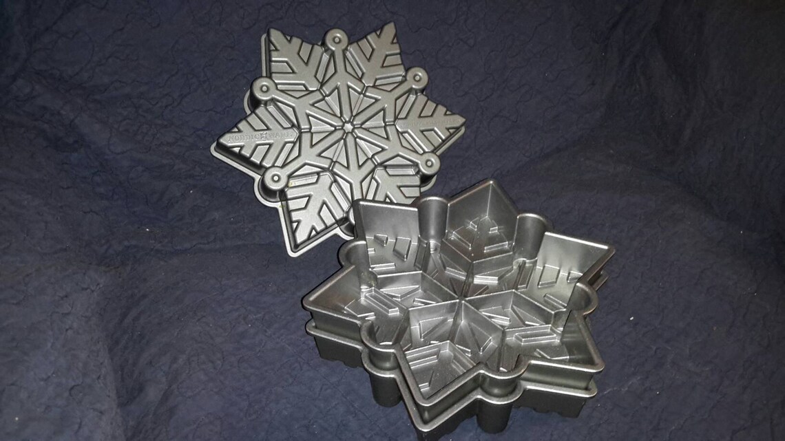 Nordic Ware Snowflake Pull Apart Baking Pan Holiday Baker's Find Two in ...