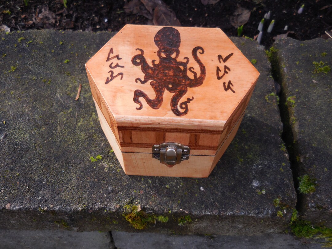 Cthulhu HP Lovecraft Large PROP Dice Box - Etsy