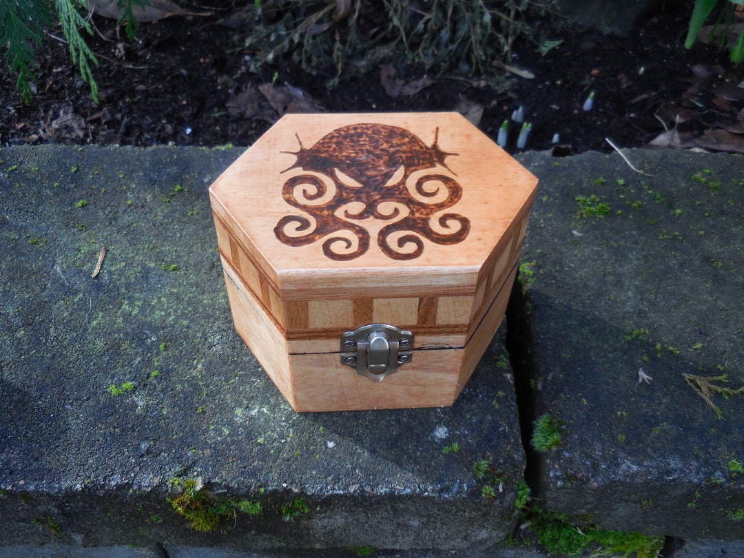 Cthulhu HP Lovecraft Large PROP Dice Box - Etsy
