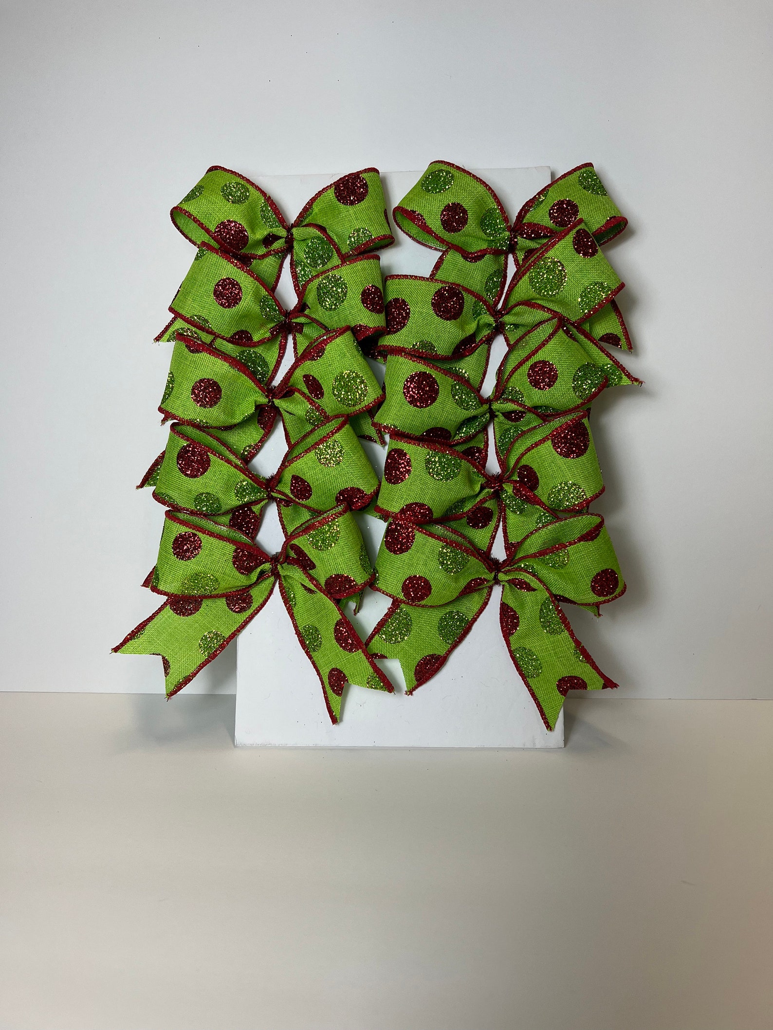 Lazos navideños de arpillera verde lima con lunares rojos y verde lima ...