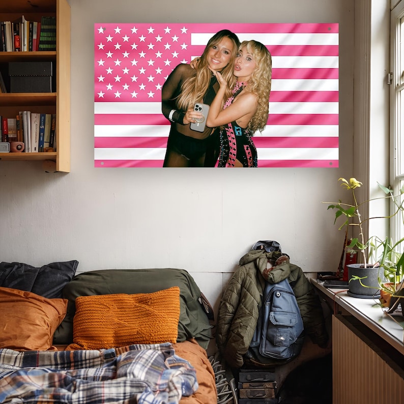 Bandeira de Sabrina Carpenter e Tate McRae, estética da bandeira rosa ...