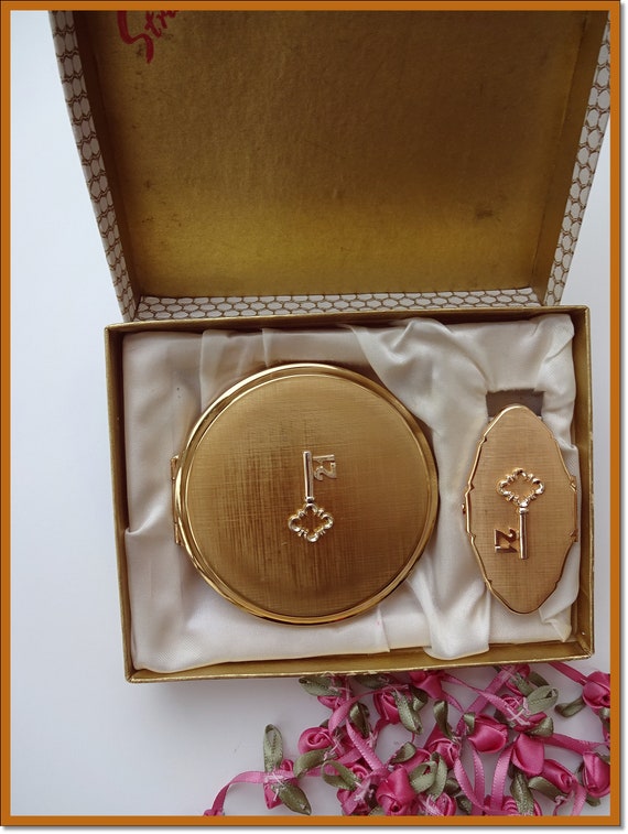 Vintage Compact, Lovely Stratton of London, Powder Co… - Gem