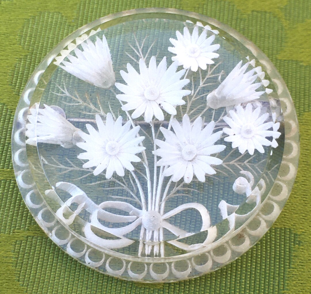 French 1930s Women Round Reverse CARVED LUCITE BROOCH Clear - Etsy 日本