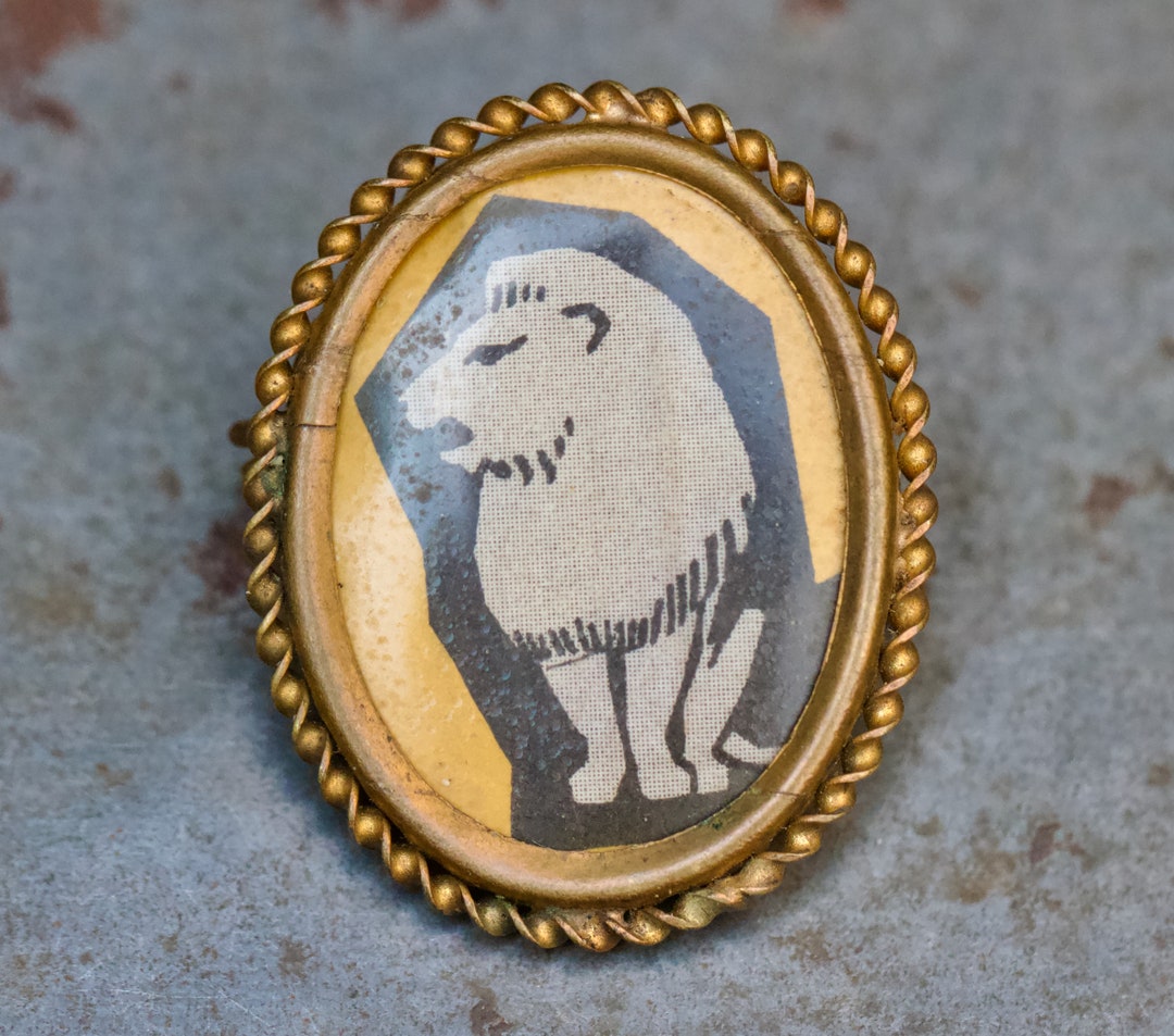 Épinglette Mighty Lion Broche ovale du milieu du siècle en jaune et ...