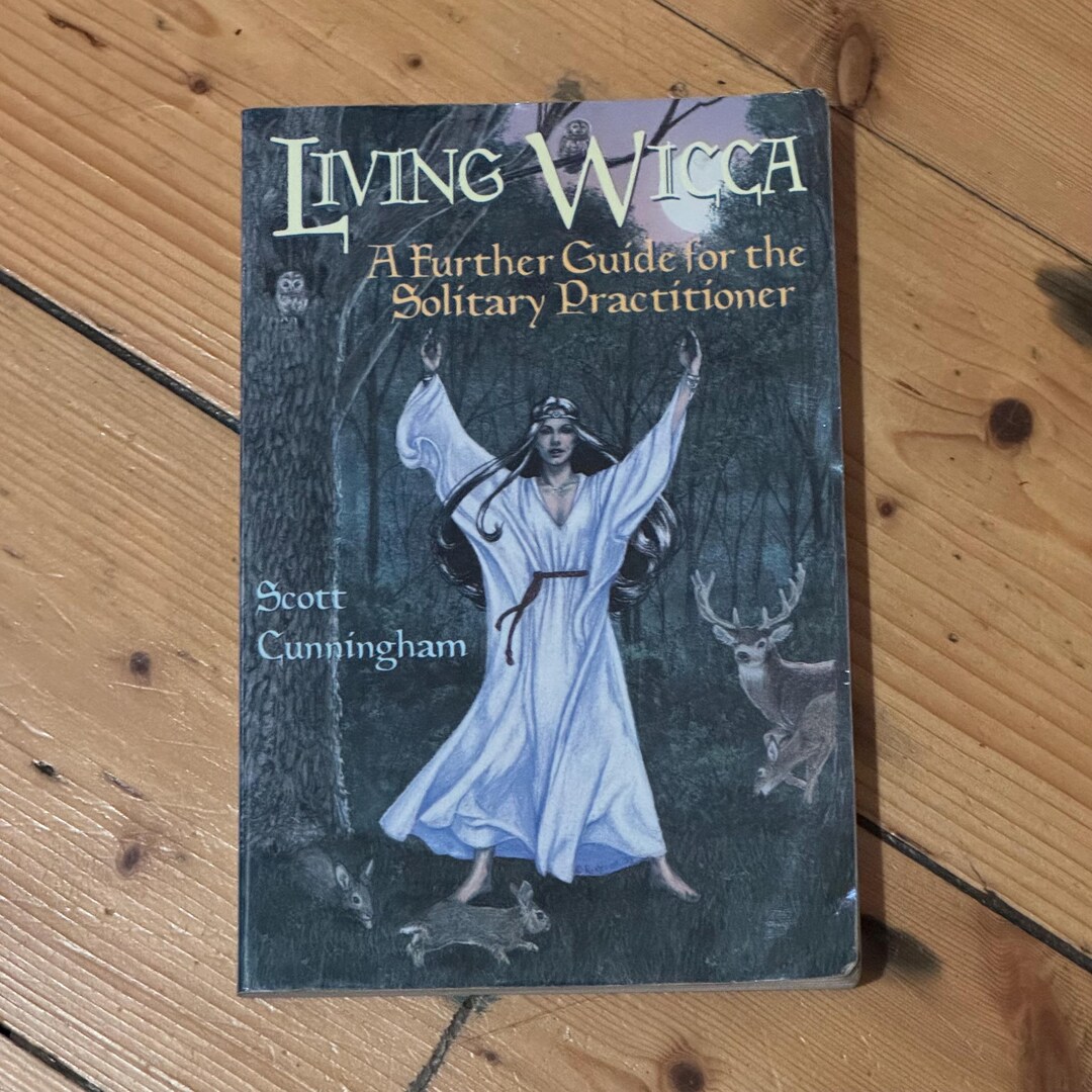 Living Wicca: A Further Guide for the Solitary Practitioner - Scott ...