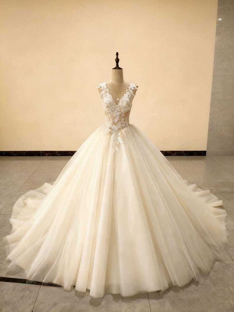 Abito da sposa in tulle con corpetto in pizzo trasparente: abito da ...