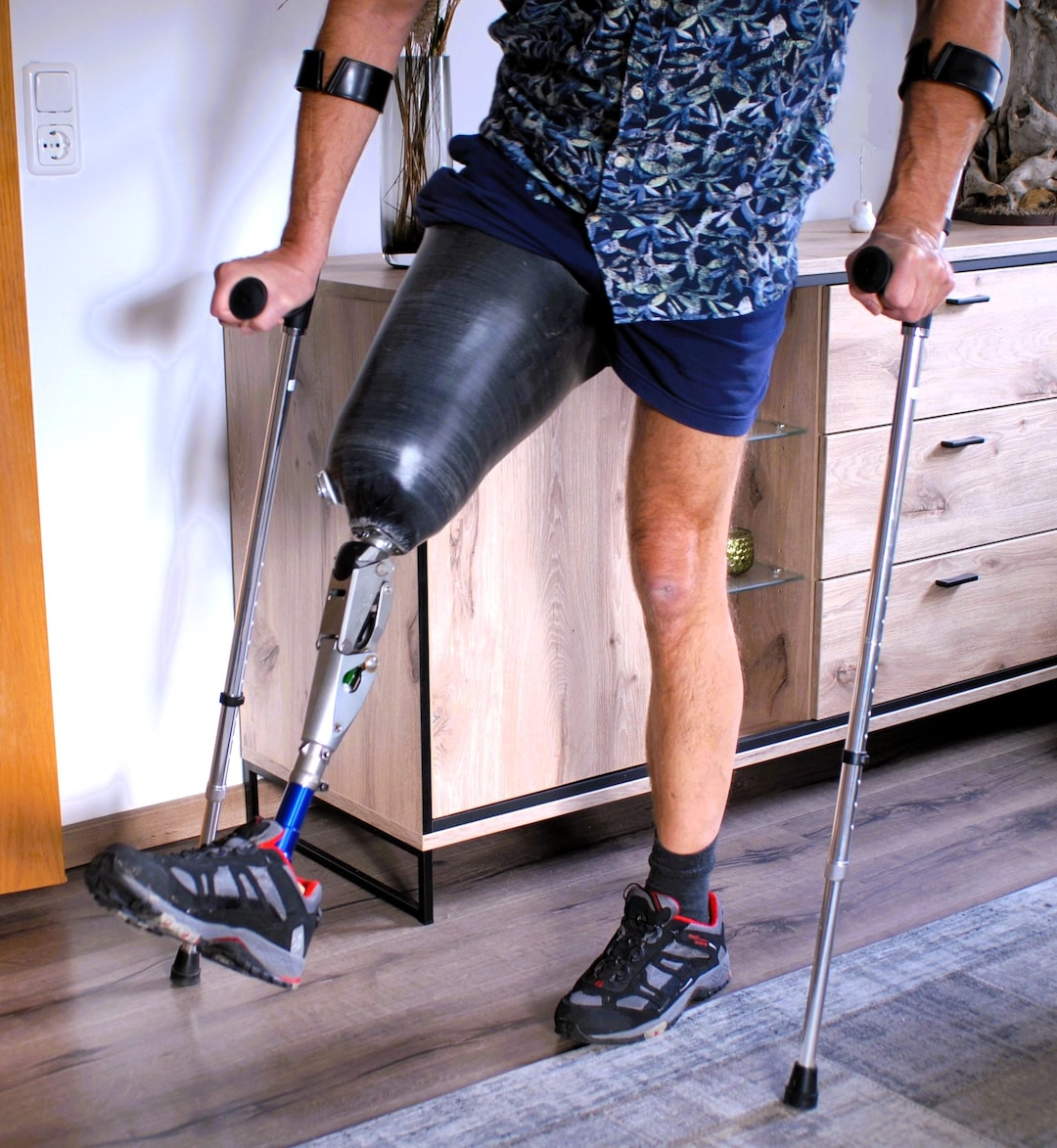 Rare Right Pretender Prosthetic Leg Set Unisex Movie Prop Theatre Photo ...