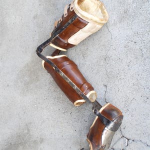 Außergewöhnliche vintage 1970s seltene Unisex Metall Leder KAFO Polio ...
