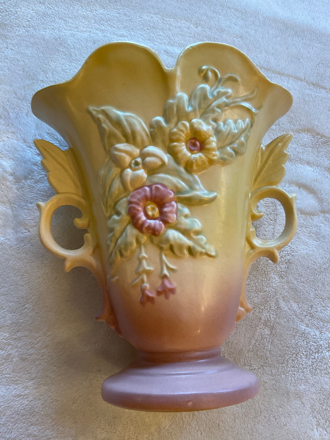 Beautiful Vintage Hull Pottery Vase Marked W-9-8 1/2 USA, Soft Creamy ...
