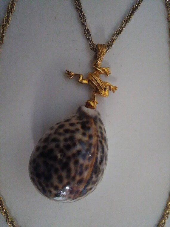 Vintage Goldtone Frog Spotted Sea Shell Pendant Neckl… - Gem
