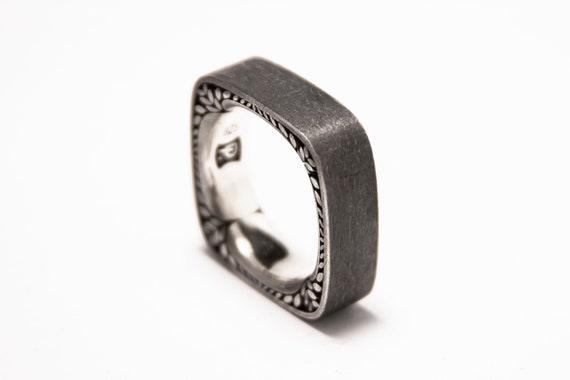 Flat square ring store