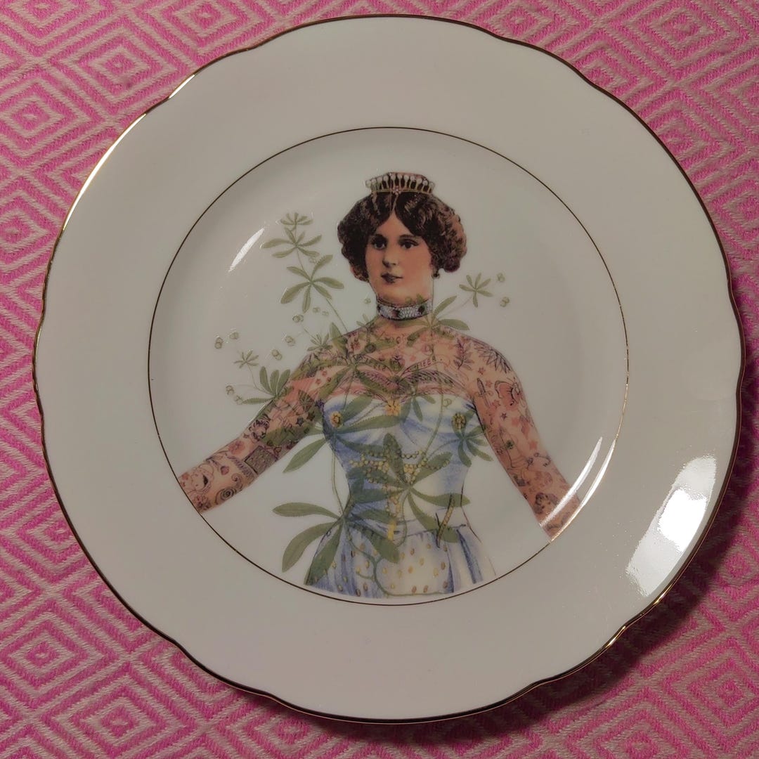 Piatto in Ceramica, Vintage, Ridecorato- Donna Tatuata "la Bella Angora ...