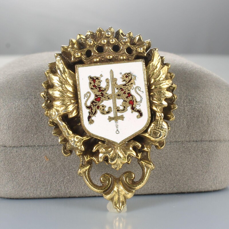 Lion Crest Brooch - Etsy