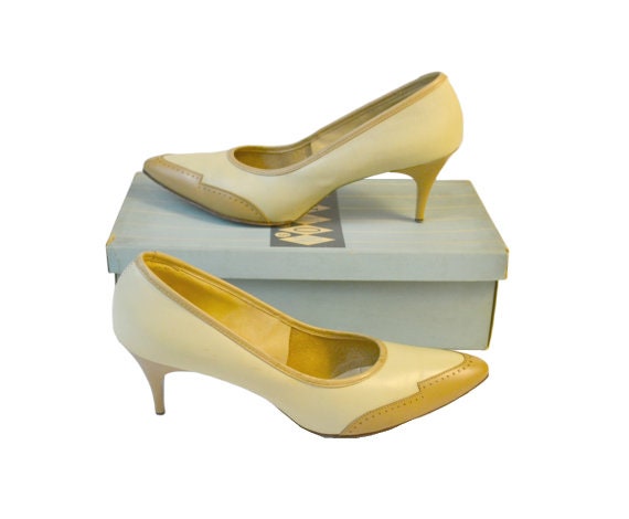 1970s Cream and Beige Wing Tips Pumps Heels by Cannon - Etsy