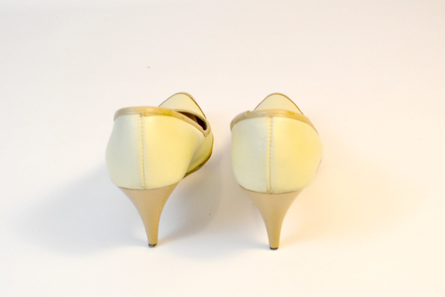 1970s Cream and Beige Wing Tips Pumps Heels by Cannon | Etsy