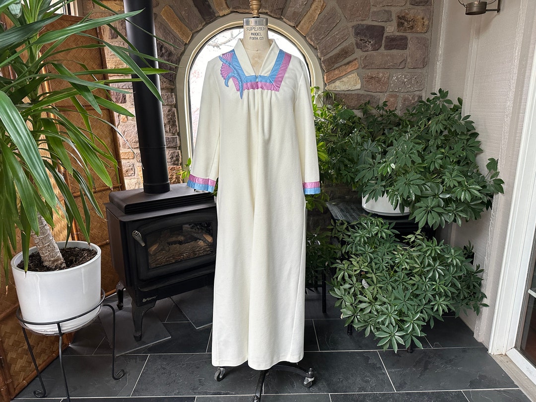 Vintage 1980s Ivory Velour Lilac and Blue Nylon Applique Robe Vanity ...
