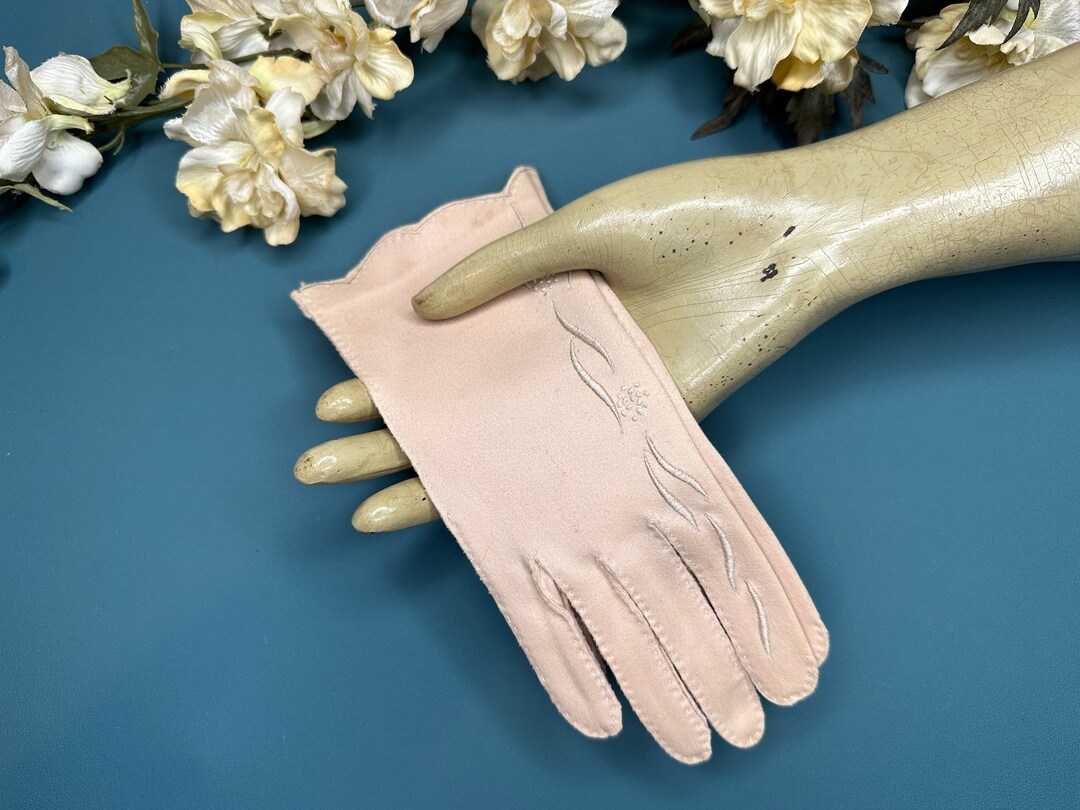 Vintage 1960s Beige Cloth Gloves Embroidered Design Scalloped Edge ...