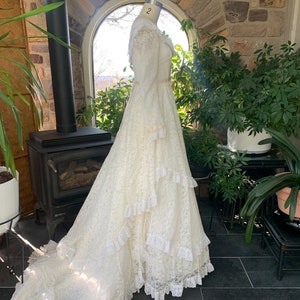 Vintage 1960s Ivory Lace Ruffle Bohemian Wedding Dress Queen Fit Gowns ...