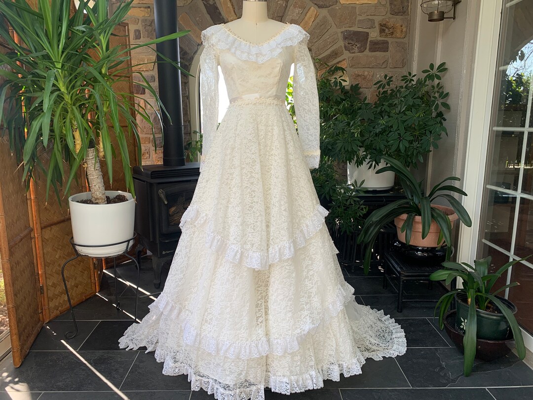 Vintage 1960s Ivory Lace Ruffle Bohemian Wedding Dress Queen Fit Gowns ...