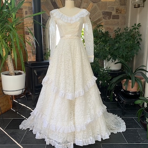 Vintage 1960s Ivory Lace Ruffle Bohemian Wedding Dress Queen Fit Gowns ...