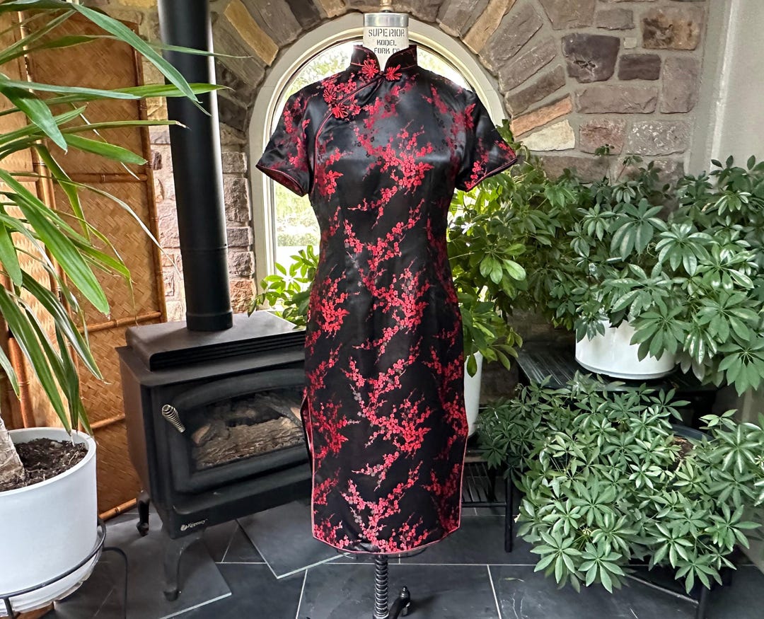 Vintage 1980s Asian Black and Red Embossed Satin Cheongsam Wiggle ...