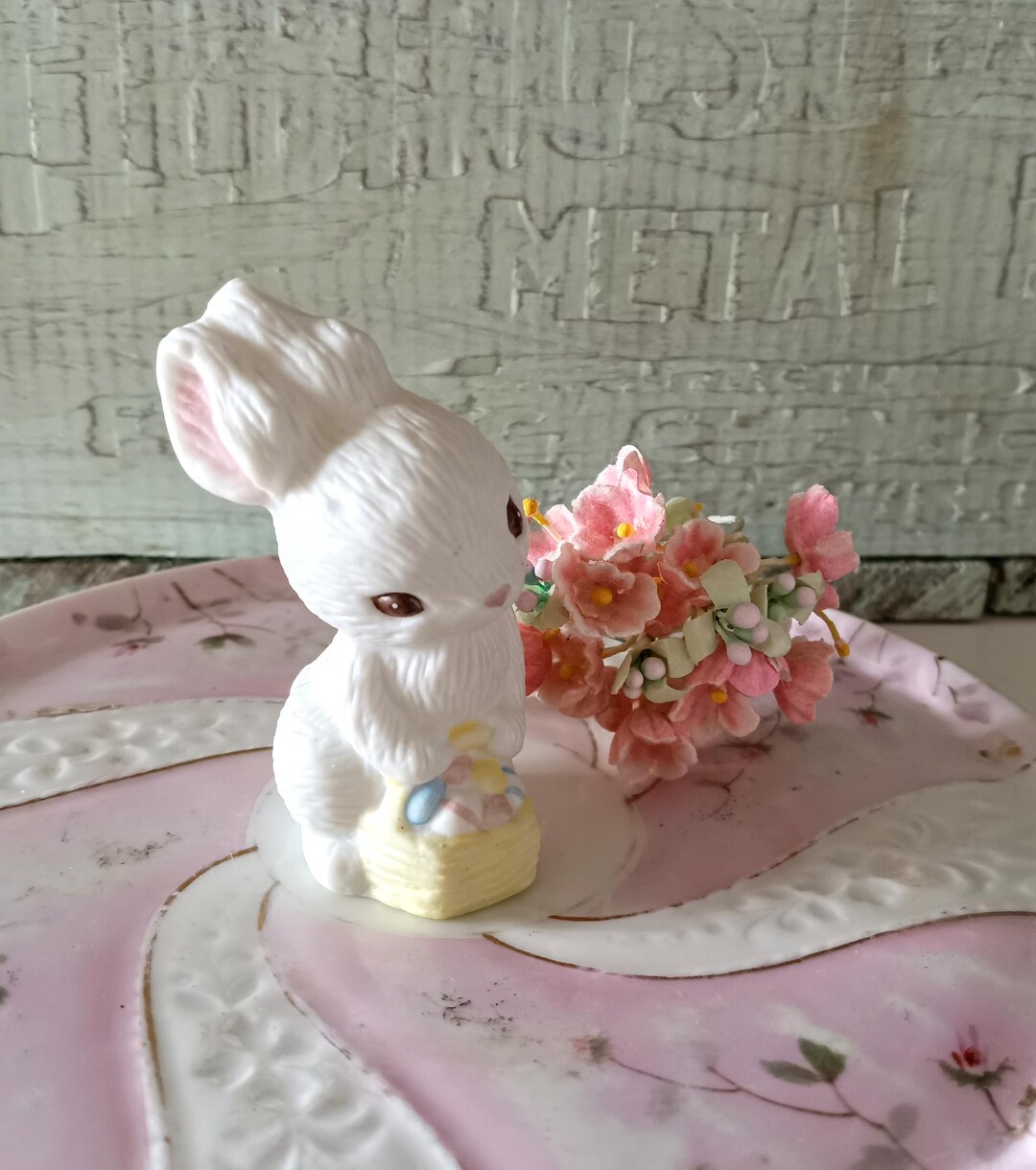 Vintage 1982 Hallmark Bunny Figurine, Easter Bunny, Porcelain, White ...