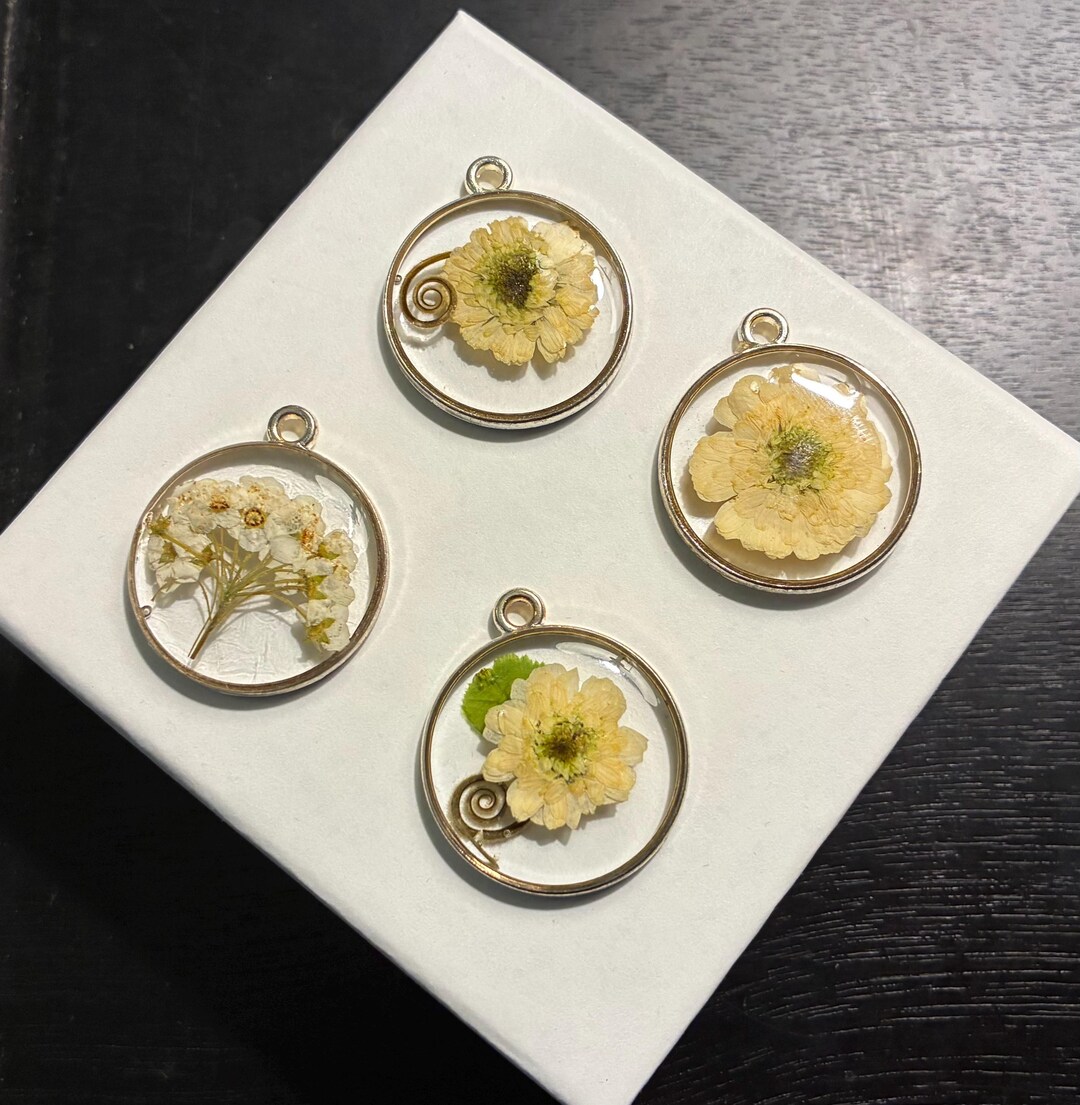 Pressed Wildflower Resin Pendant Necklace - Etsy