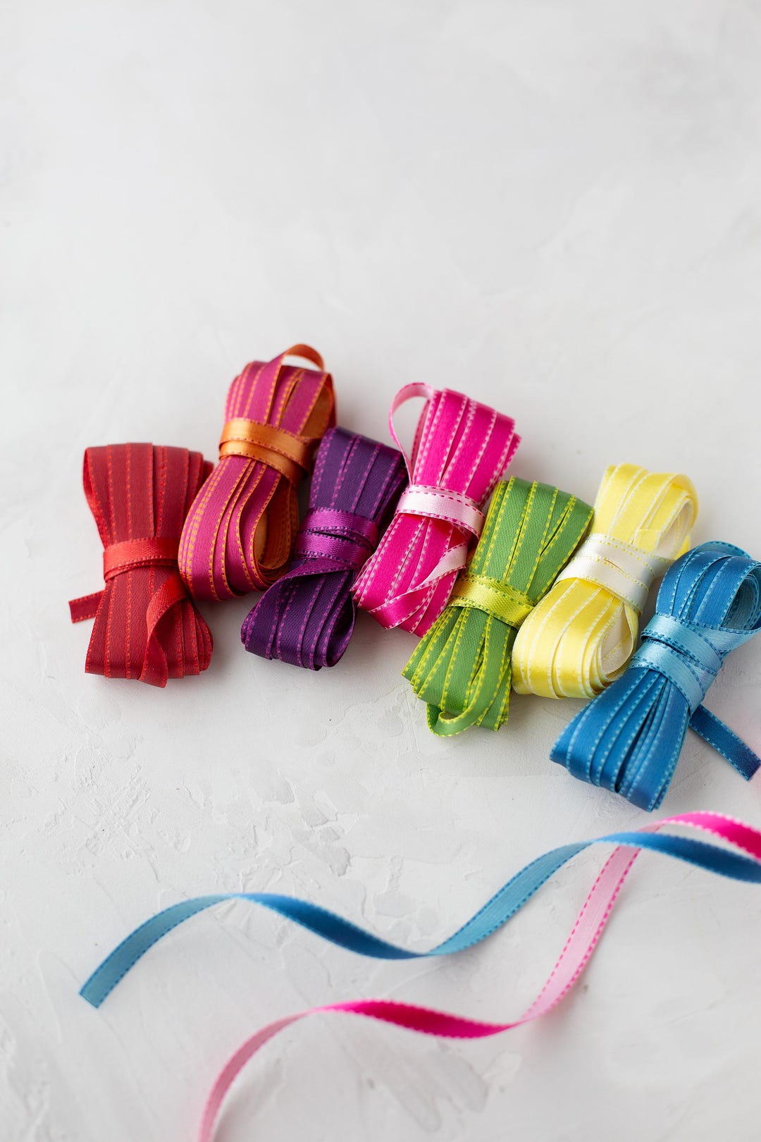 Bright Duo-tone Variegated Stitch Satin Ribbon (5 Yards) • 1/4" • Red ...