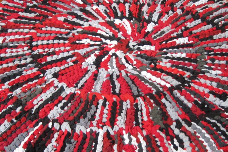 Hand-knitted T Shirt Rug Circular Rag Rug Crimson Red Black - Etsy