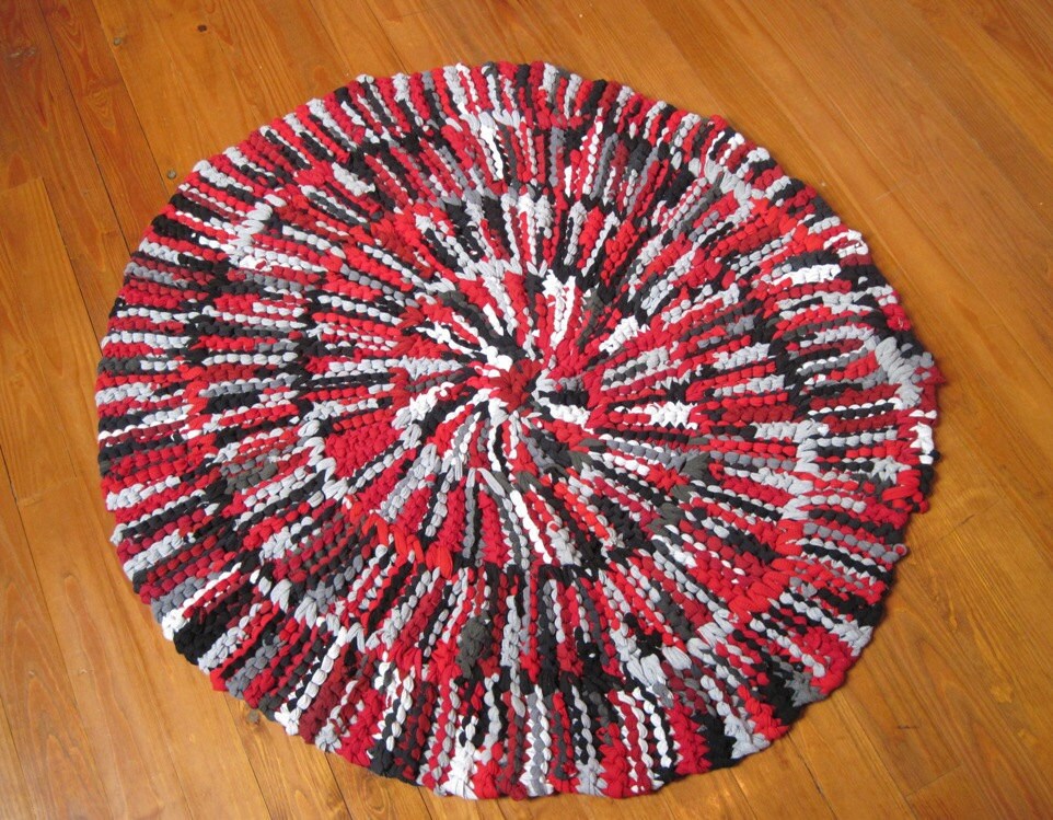 Hand-knitted T Shirt Rug Circular Rag Rug Crimson Red Black - Etsy